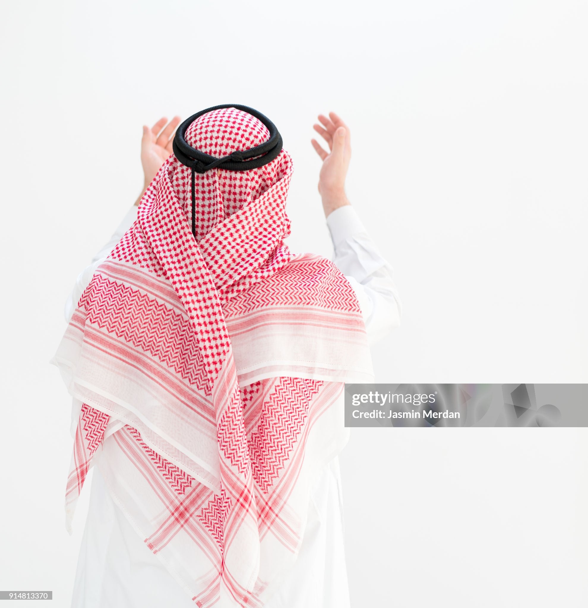 Ghutra: The Emirati Headdress and Its Significance – Rose scarves & shawls